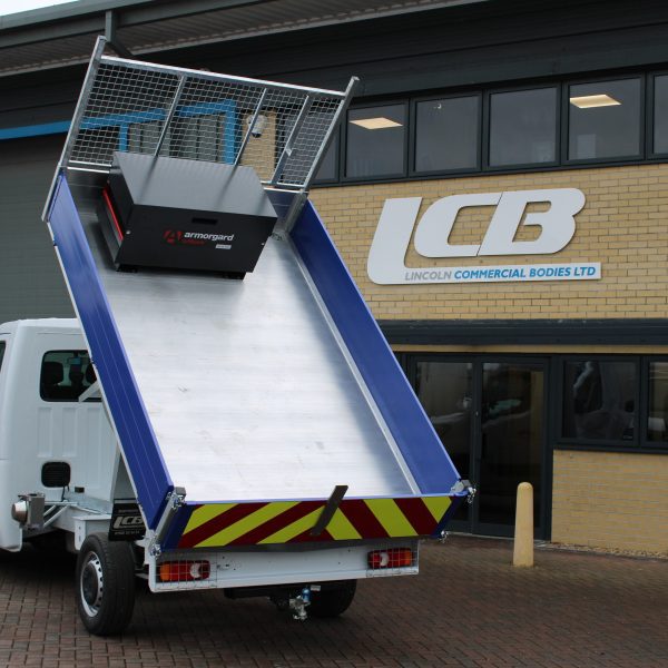 Specialist 3.5t Tipper & Caged Solutions. - Lincoln Commercial Bodies